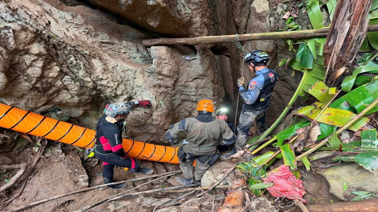 Rescate de cinco personas atrapadas en una cueva en Laos; continúa ...
