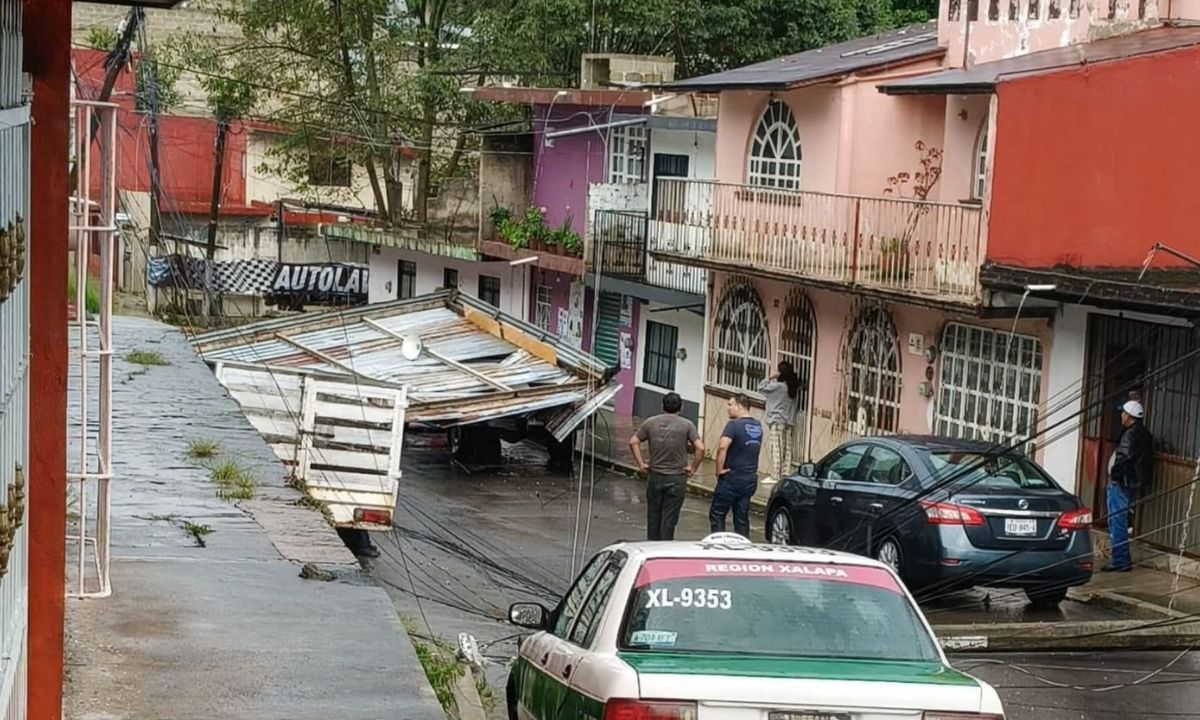 Lluvia fuerte en Xalapa causa caos en calles hoy 15 junio 2026