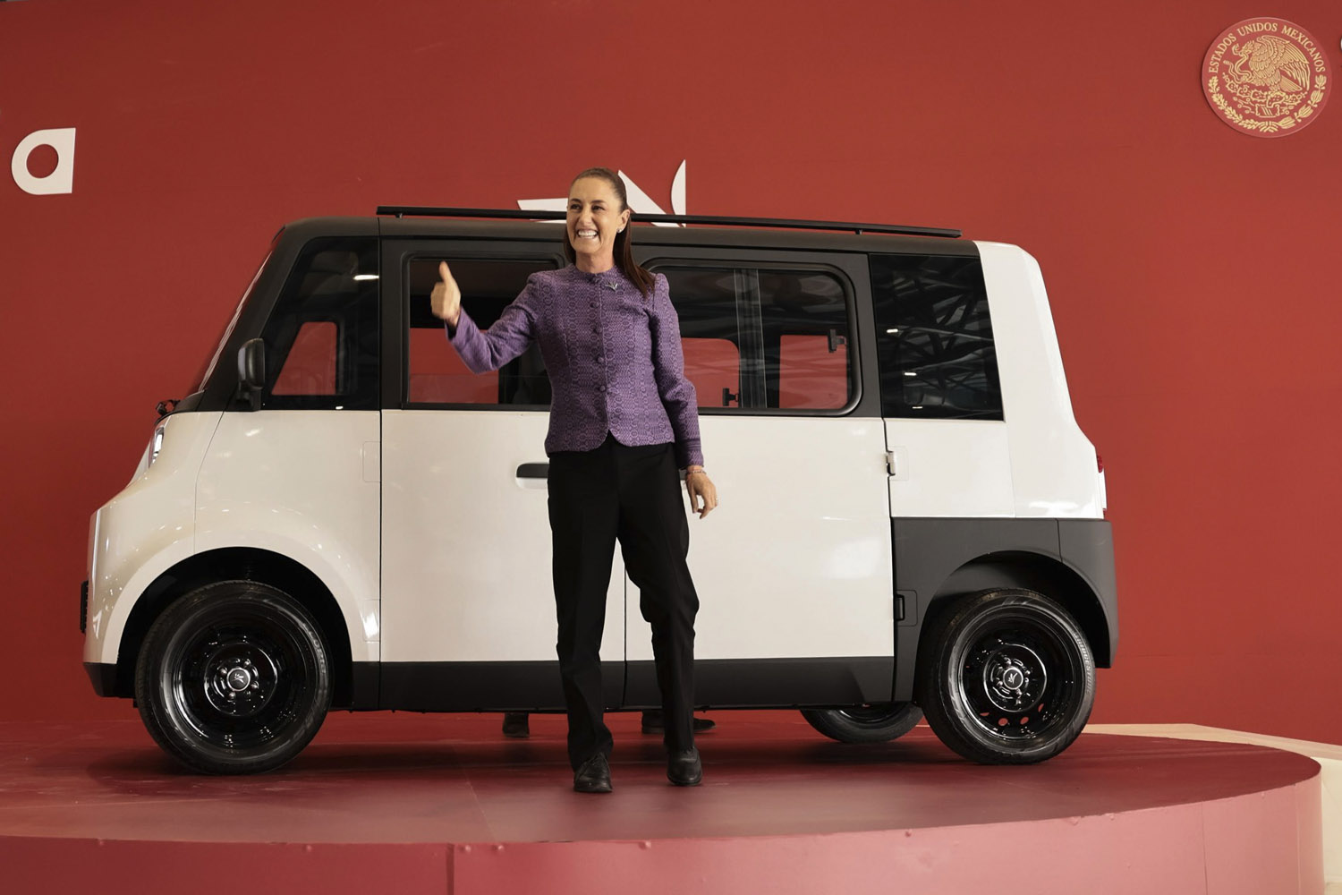 Sheinbaum conduce el primer coche eléctrico mexicano