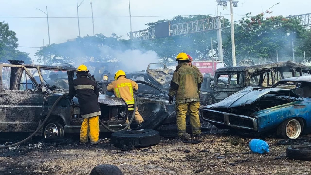 Incendio de deshuesadero en la Leandro Valle acaba con 15 autos