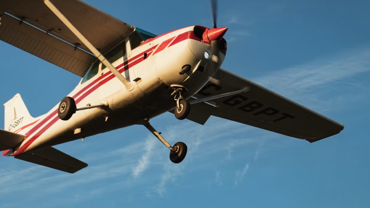 Avioneta cae en picada y se estrella junto a una carretera